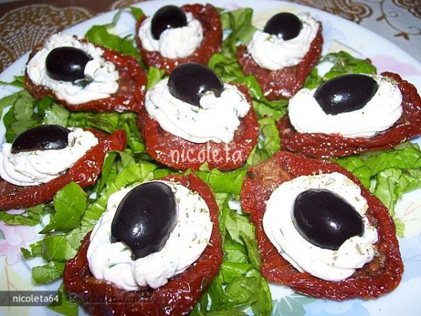 Tartine de Rosii Uscate cu Ricotta si Ierburi Aromatice | Aperitive ...