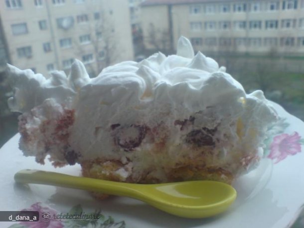 Tort de Frisca cu Visine | Dulciuri | Reteteculinare.RO