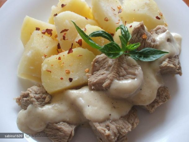 Carne de Vita cu Sos de Hrean | Mancaruri cu carne | Reteteculinare.RO