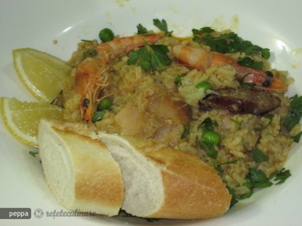 Paella cu Pui, Carnati si Creveti | Mancaruri cu carne | Reteteculinare.RO