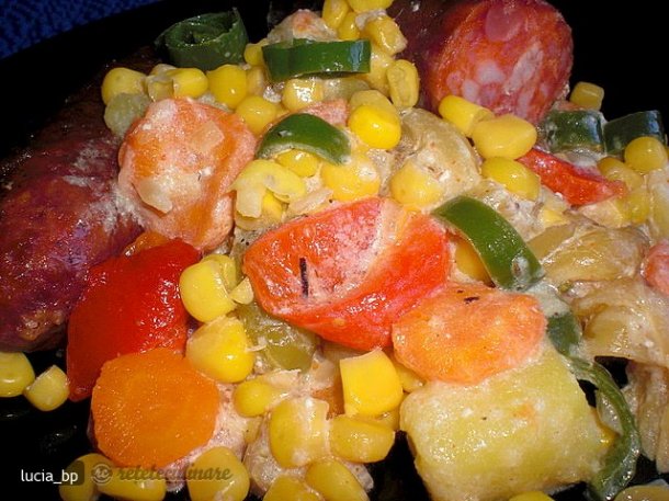 Carnati Prajiti cu Salata de Ardei Copti | Mancaruri cu carne ...