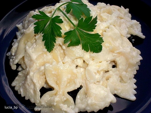 Farfalle cu Branza, Cascaval si Smantana | Paste | Reteteculinare.RO