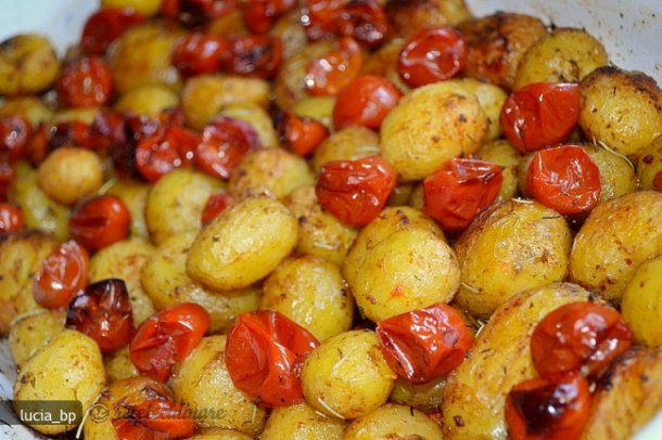 Cartofi Noi cu Vin si Rosii, la Cuptor | Garnituri | Reteteculinare.RO