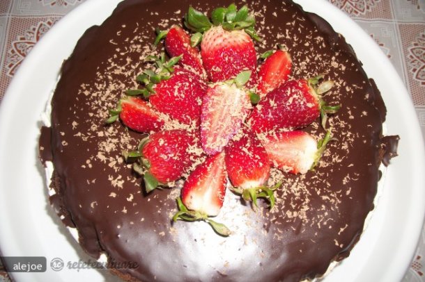 Tort cu Ciocolata si Capsuni | Dulciuri | Reteteculinare.RO