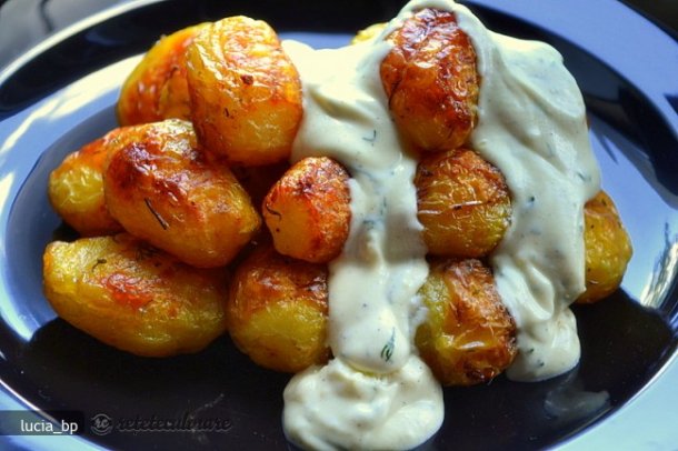 Cartofi la Cuptor cu Sos de Smantana | Garnituri | Reteteculinare.RO