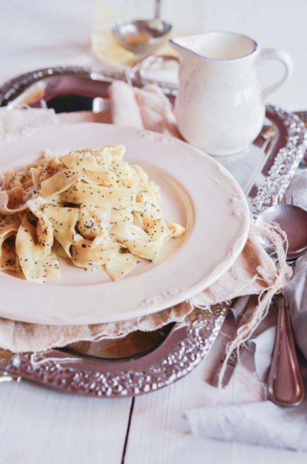 Taitei romanesti cu mac si sos alb | Paste | Reteteculinare.RO