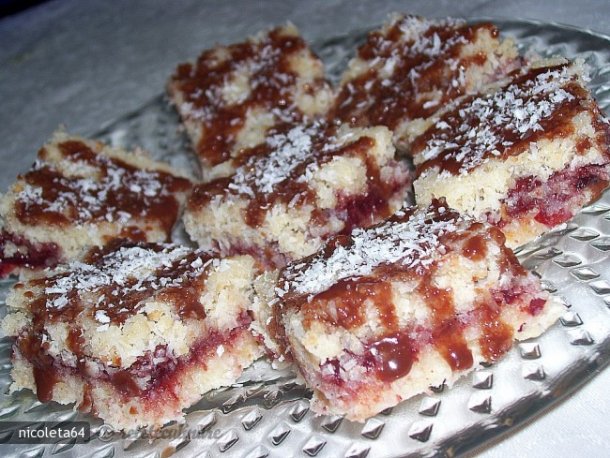 Cuburi de Cocos cu Dulceata si Ciocolata | Dulciuri | Reteteculinare.RO