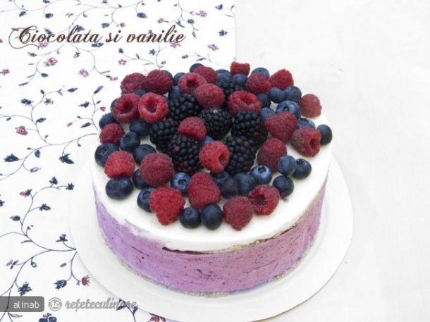 Tort cu Mousse de Fructe de Pădure | Dulciuri | Reteteculinare.RO