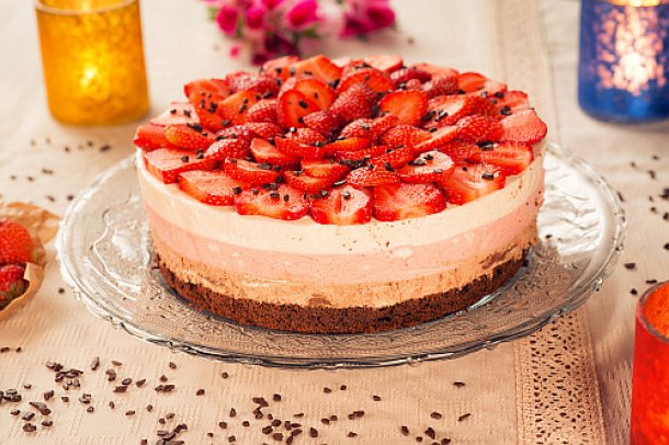 Tort cu mousse de capsuni si ciocolata | Dulciuri | Reteteculinare.RO