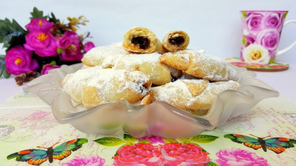 Cornulete cu gem de prune si nuca de cocos | Dulciuri | Reteteculinare.RO