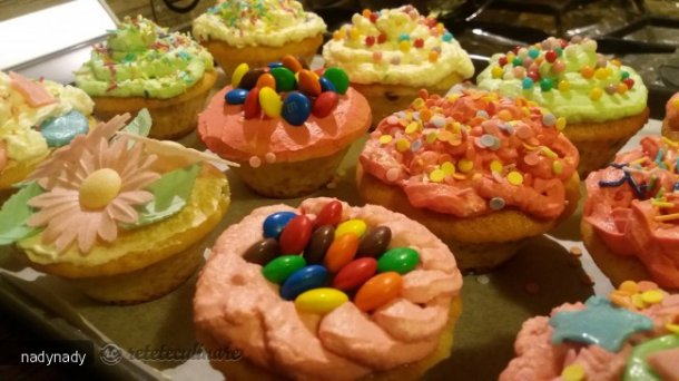 Briose Colorate cu Crema Mascarpone | Dulciuri | Reteteculinare.RO