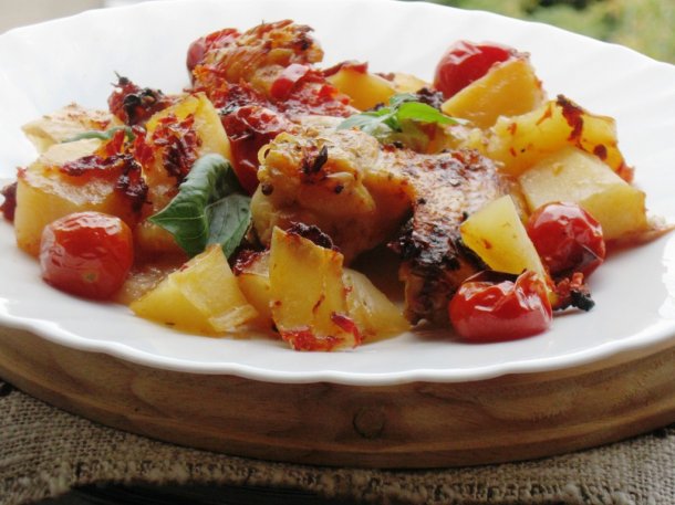 Cartofi copti in suc de rosii | Mancaruri cu legume si zarzavaturi ...