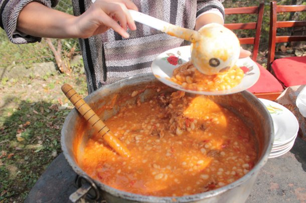 Fasole la ceaun - o mancare reconfortanta | Mancaruri cu carne ...