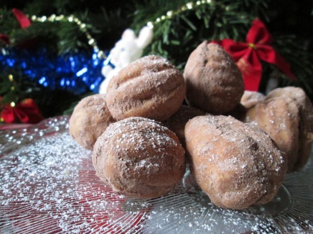 Nuci umplute cu crema de ciocolata | Dulciuri | Reteteculinare.RO