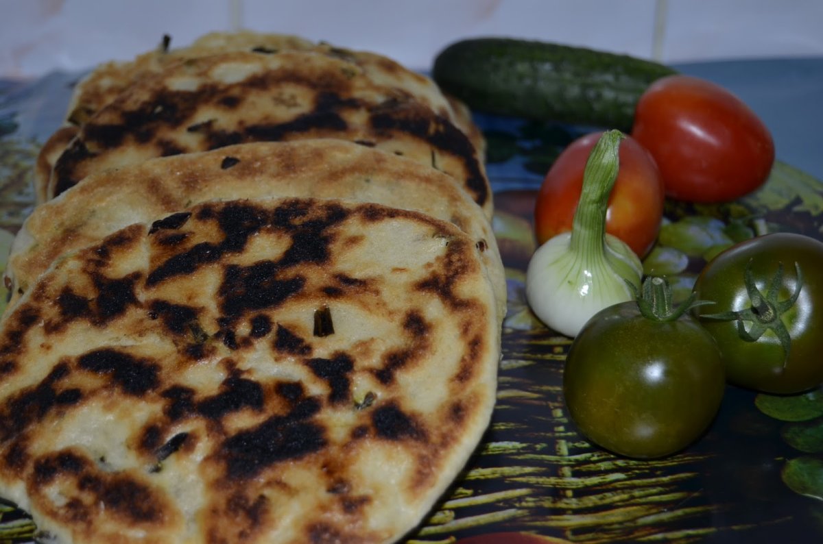 Turte coapte cu ceapa prajita - reteta de post | Produse de panificatie ...