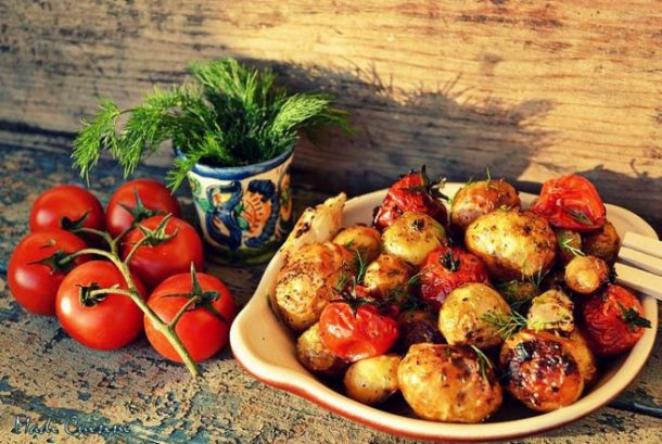 Cartofi noi copti cu rosii cherry si usturoi | Mancaruri cu legume si ...