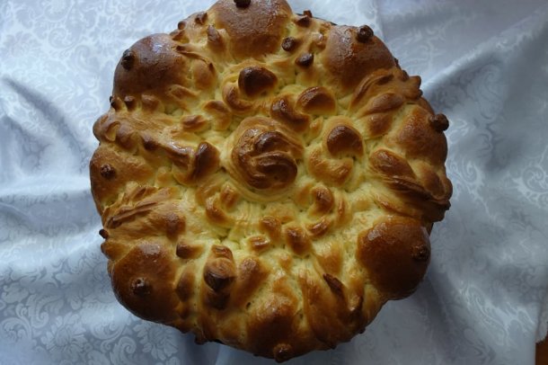 Colac moldovenesc cu cas de oaie, ceapa verde si marar | Produse de ...