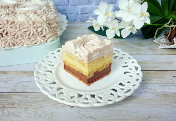 Tort cu banane si biscuiti, in doua culori | Dulciuri | Reteteculinare.RO