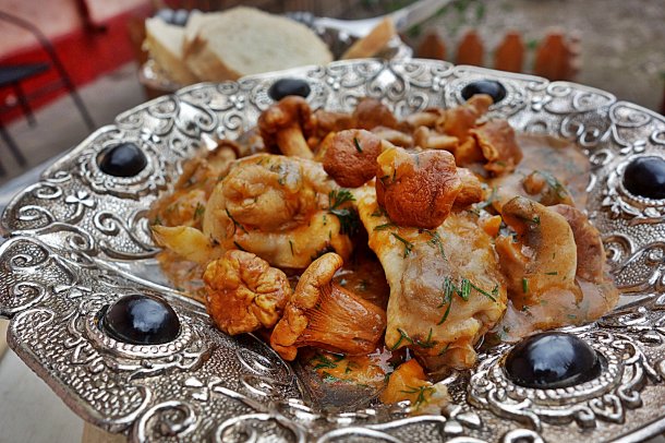 Mancare scazuta din galbiori cu aripi de pui | Mancaruri cu carne ...