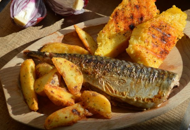 Macrou la gratar cu mamaliguta - un festin culinar | Mancaruri cu peste ...